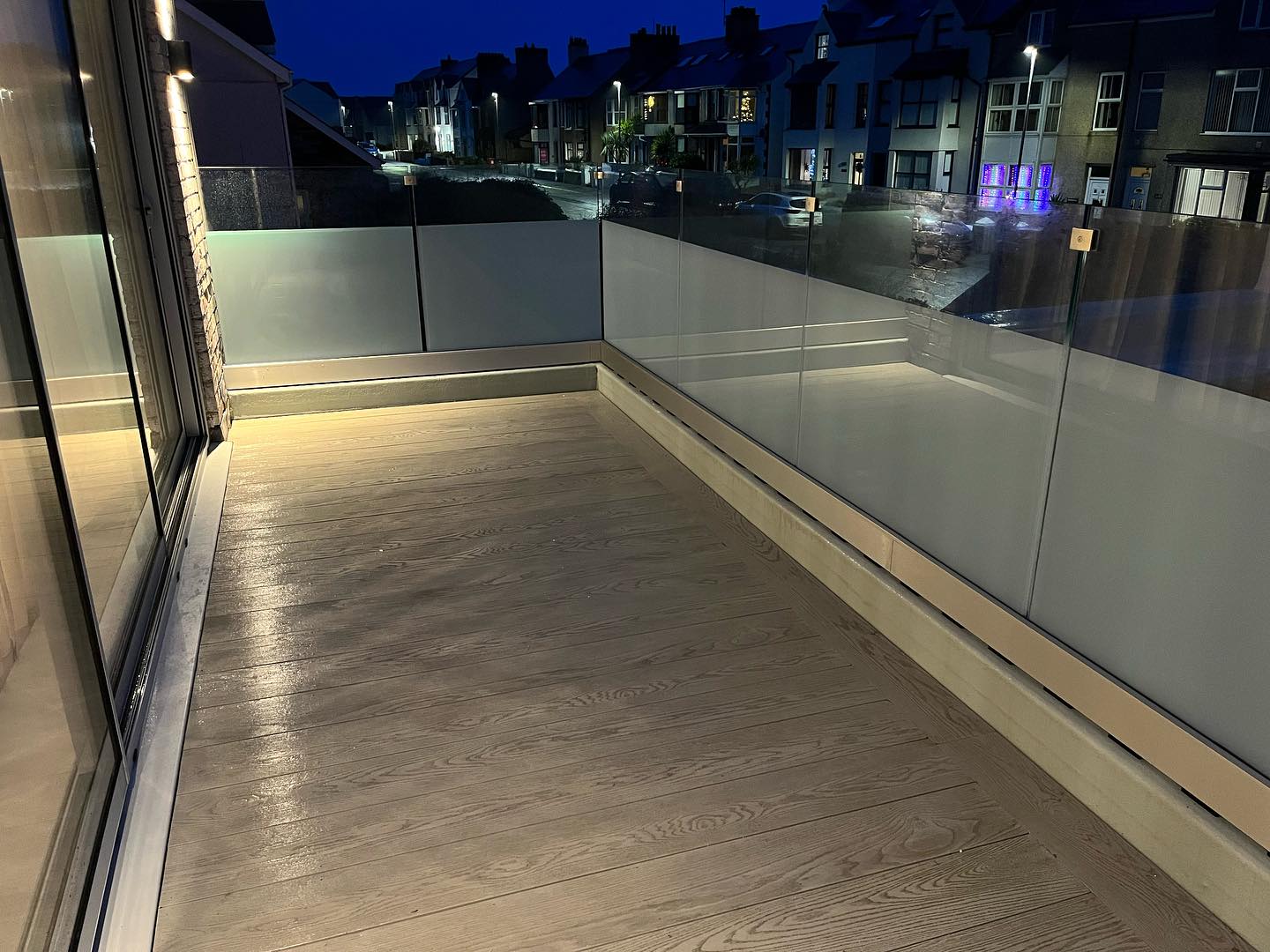 Innovative Frameless Balcony Solutions - Tailored Installation Services
